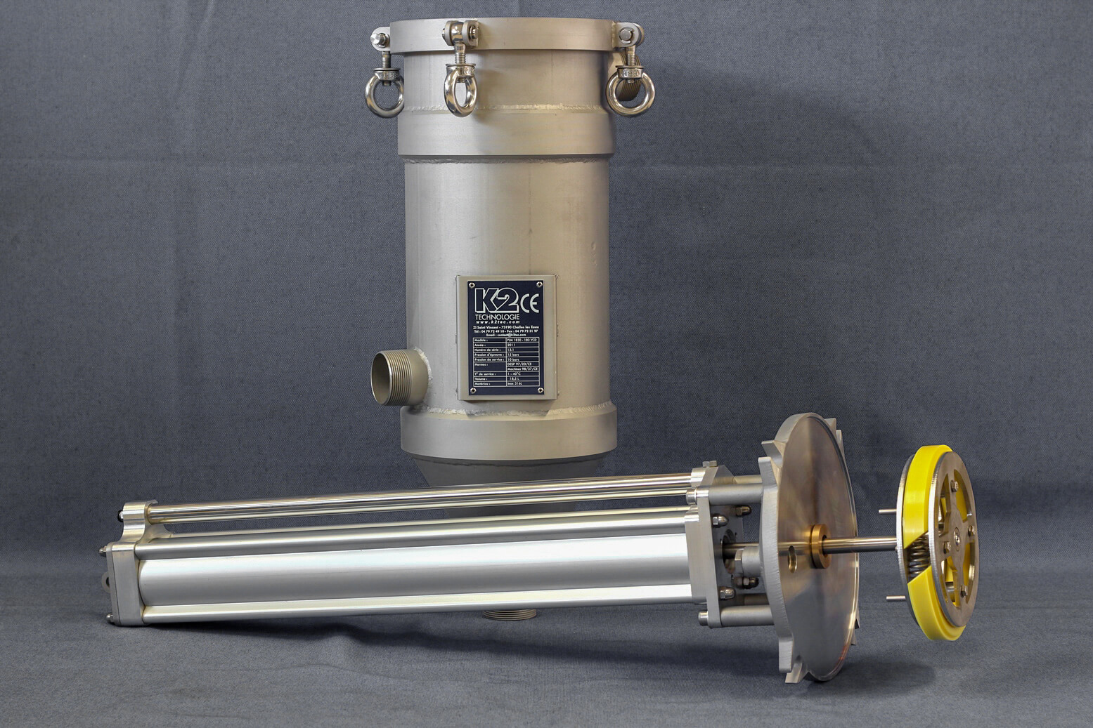 Automatic self-cleaning filter for viscous products