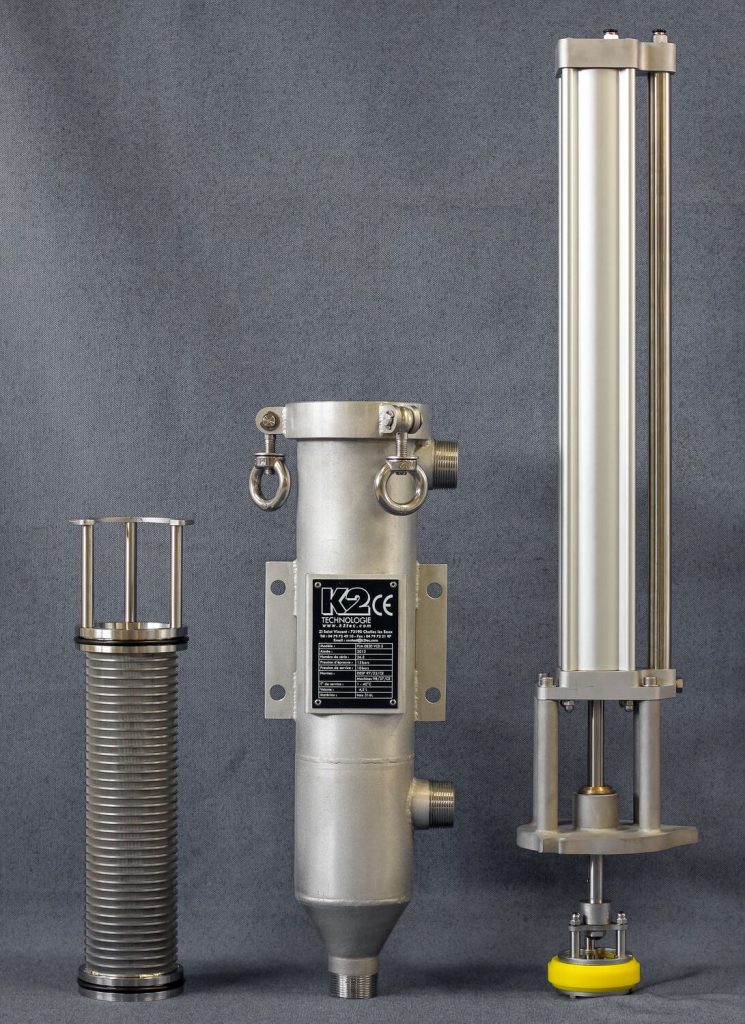 Automatic self-cleaning filter for viscous products