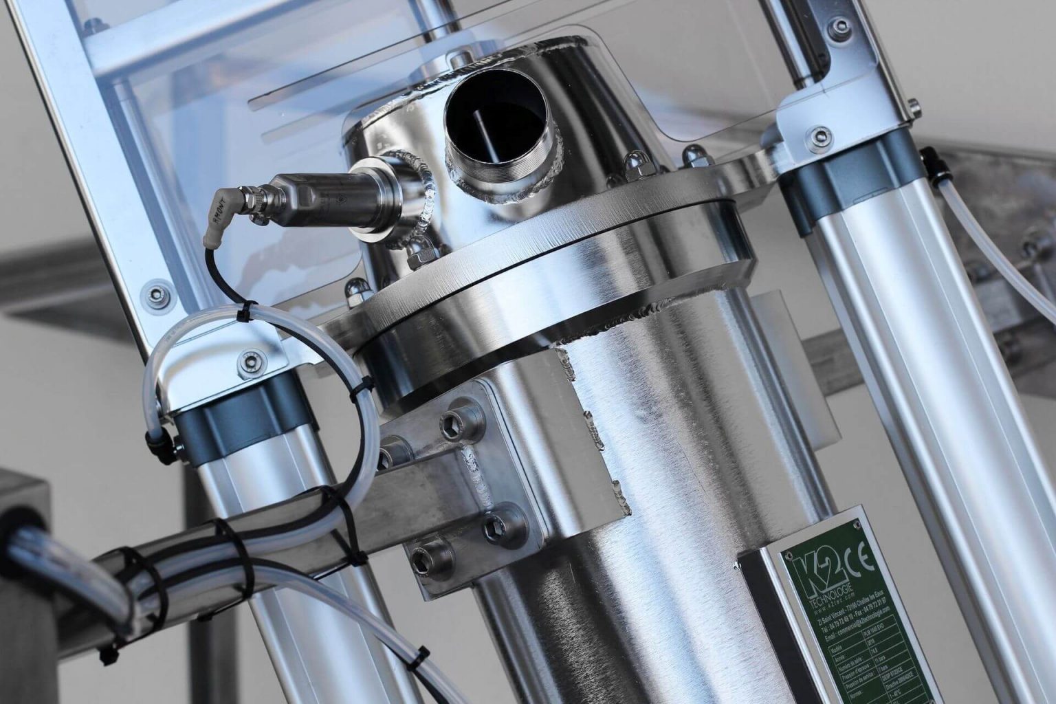 Self cleaning strainer for highly viscous products | K2TEC