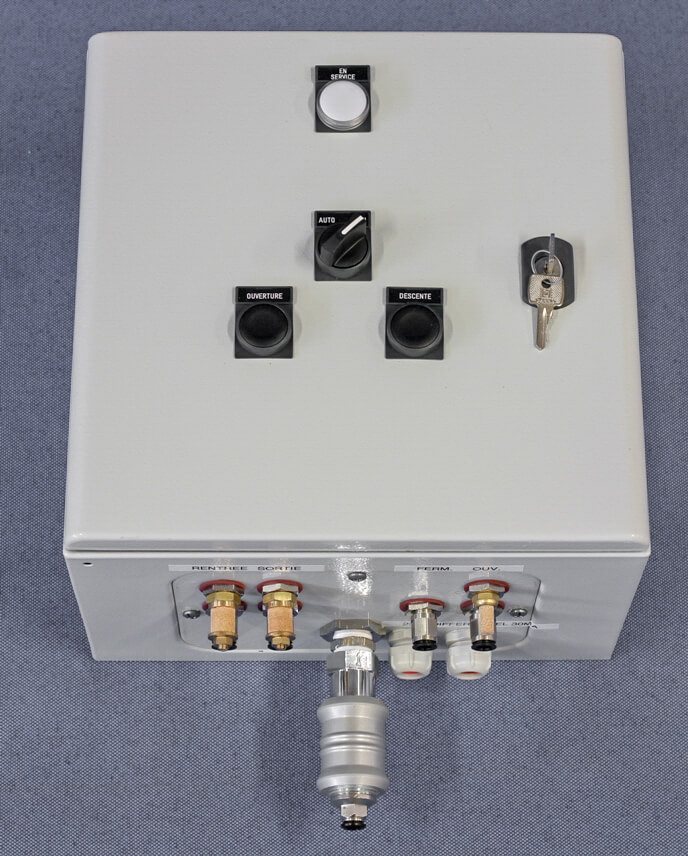 Automatic self-cleaning filter for viscous products