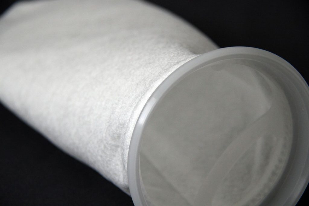 Filter bags for industrial filtration of liquids