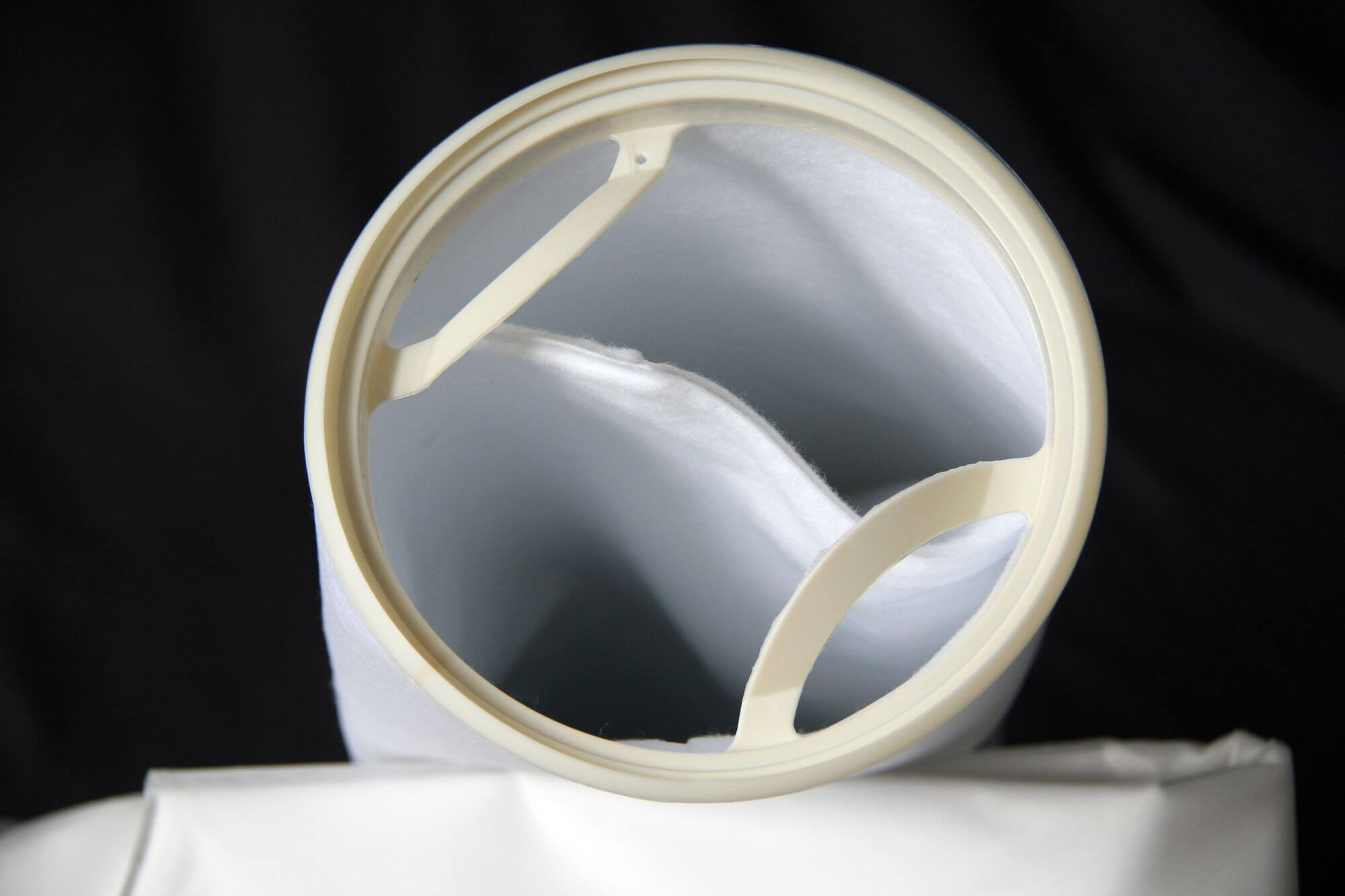 Filter bags for industrial filtration of liquids