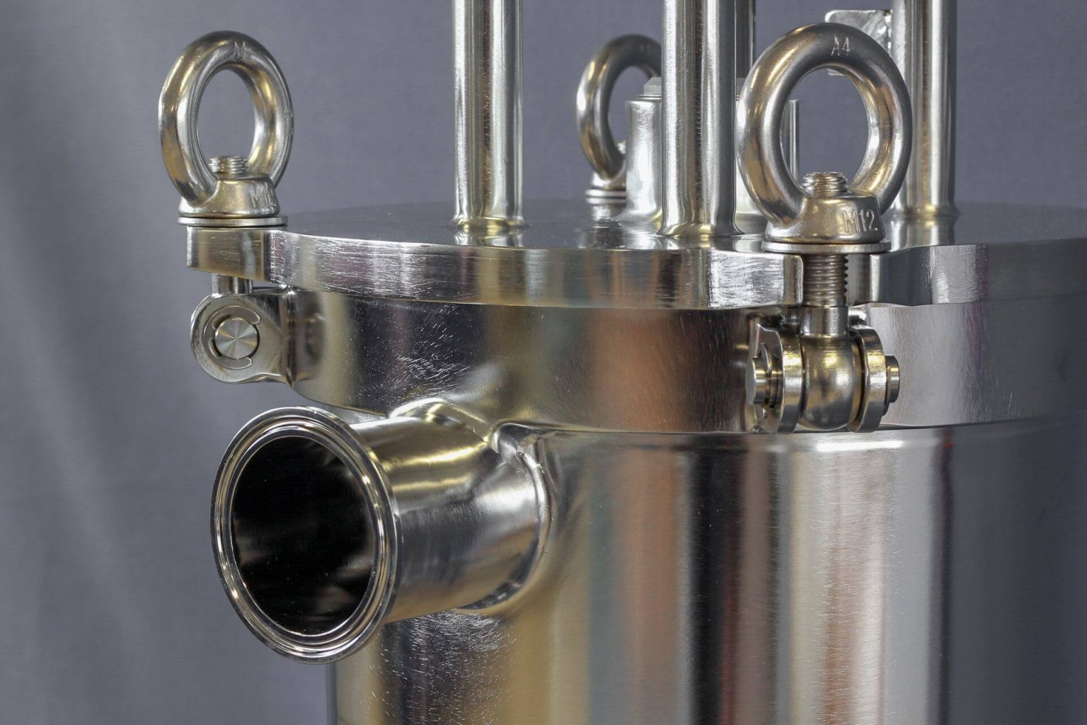 Automatic self-cleaning filter for viscous products
