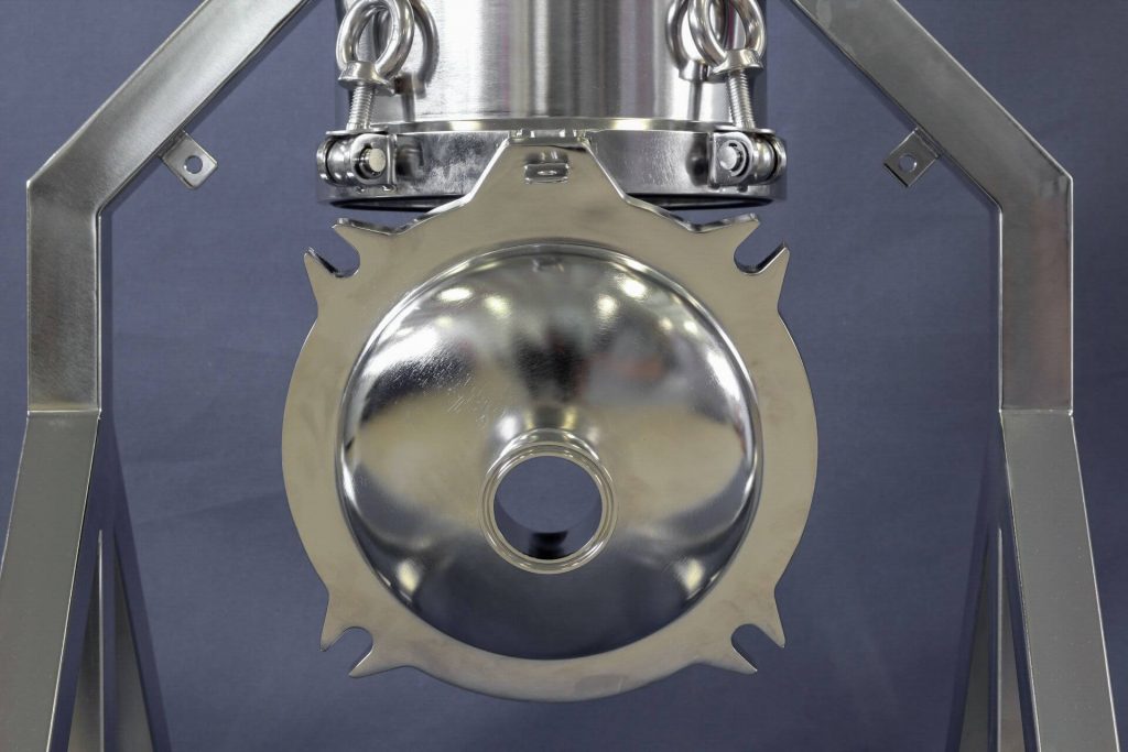 Automatic self-cleaning filter for viscous products