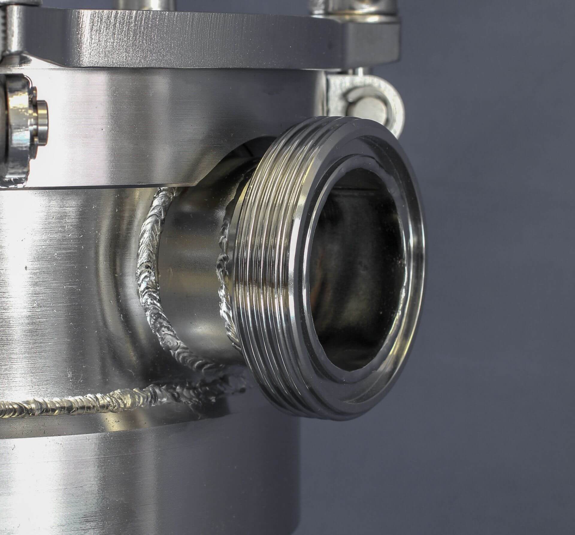 Automatic self-cleaning filter for viscous products