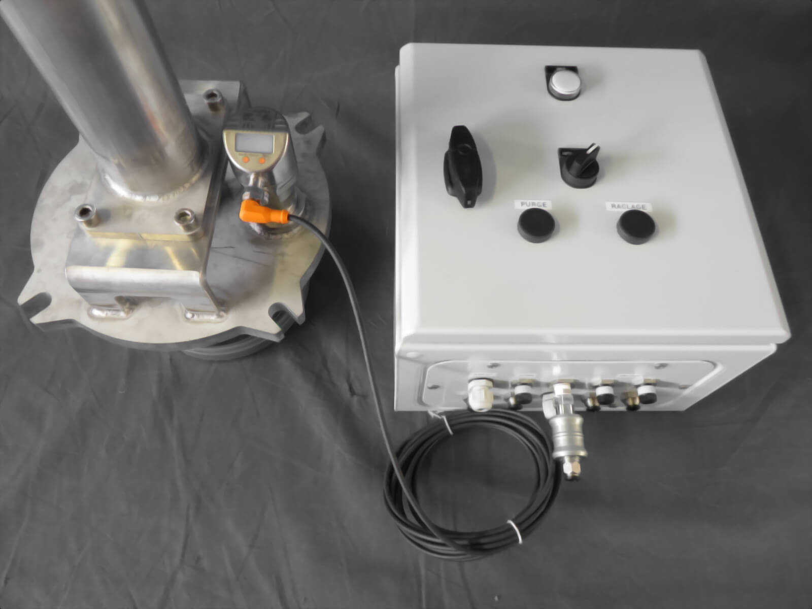 Self cleaning filter for paint